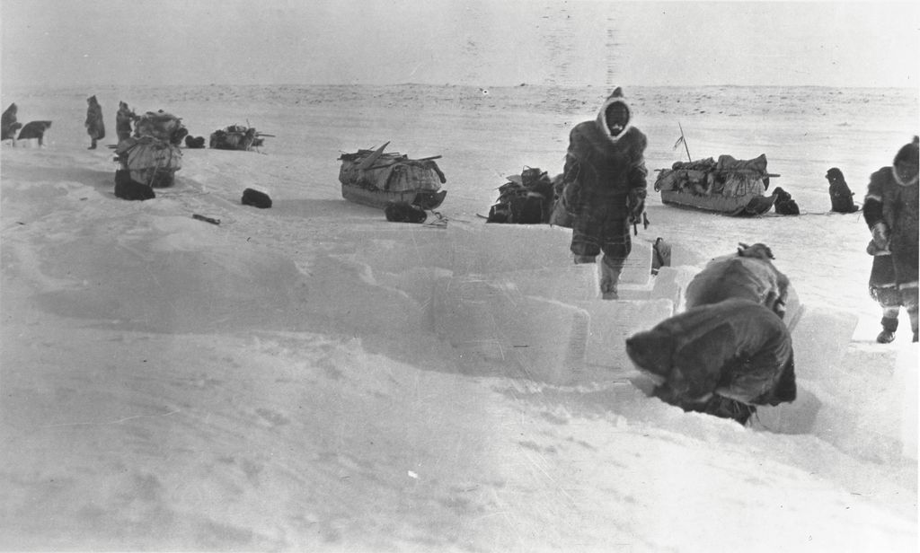 Copper_Inuit_building_an_igloo_37011-1 - Arthurimmo.com Le Mag