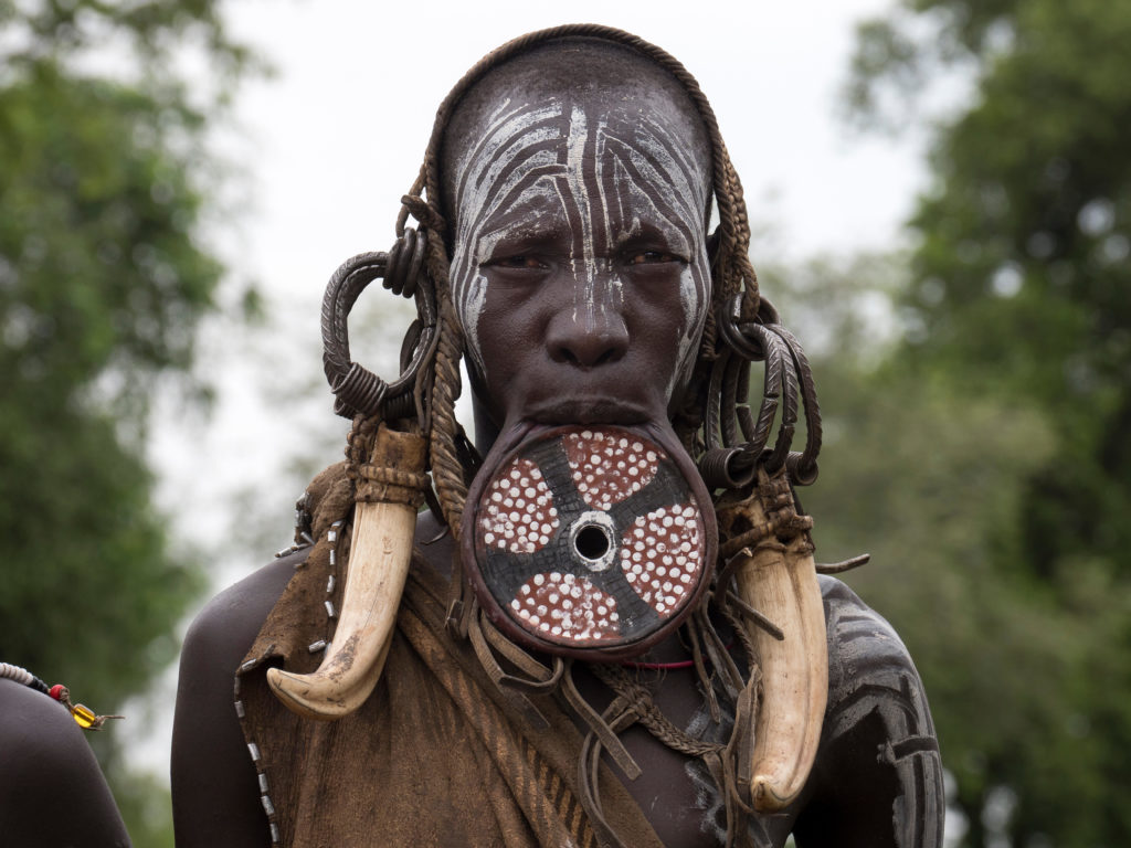 Woman with lip plate from the Mursi tribe, Ethiopia - Arthurimmo.com Le Mag